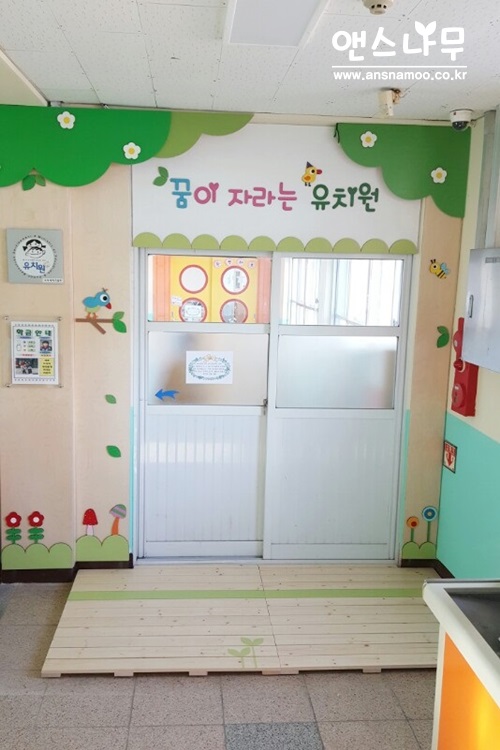 유치원현관나무장식원목벽면장식현관꾸미기현관신발장현관신발장나무벽면장식복도꾸미기예쁜유치원현관장식앤스나무그리고현관장식